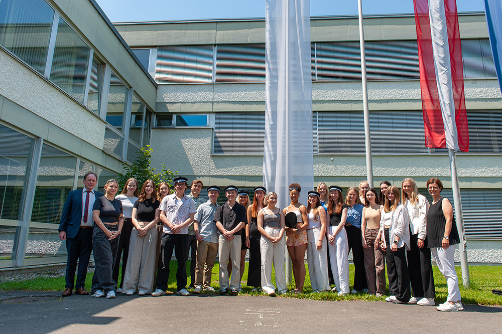 Die Freude ist groß – 5aa hisst die weiße Fahne! - HAK/HAS Bregenz